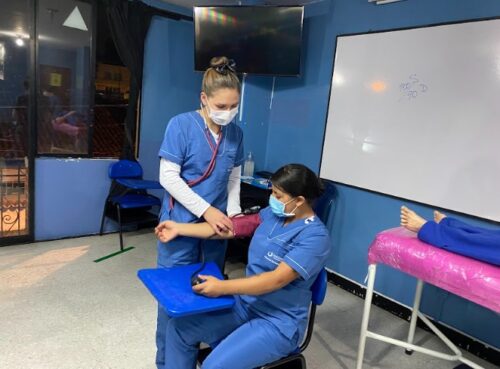 ¿Cuánto dura el programa de auxiliar en enfermería?